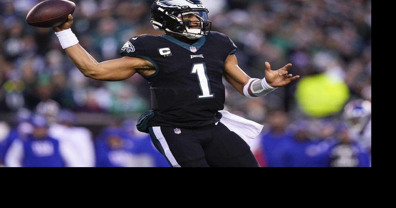 Hurts returns from injury, leads Eagles to No. 1 seed in NFC