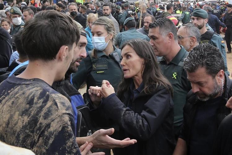 Spain's king stood his ground under a mud barrage. What will the iconic ...