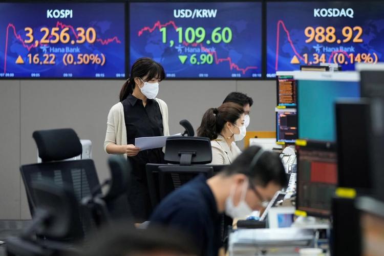 US stocks claw back much of an early loss and finish mixed