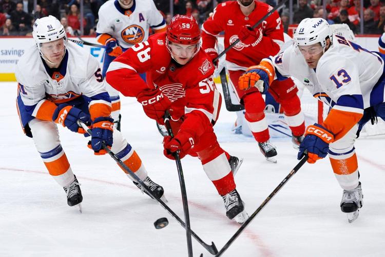DeBrincat scores twice in 3rd period to help Red Wings beat Islanders 3-2