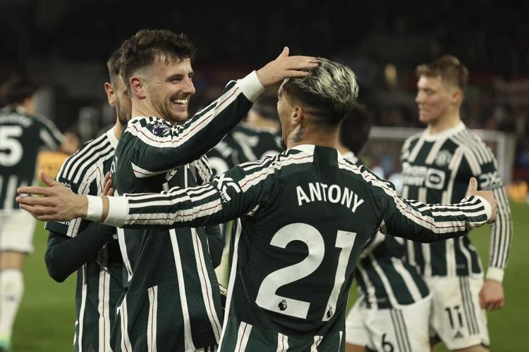 Uninspired Man United lucky to draw at Brentford in dramatic finish