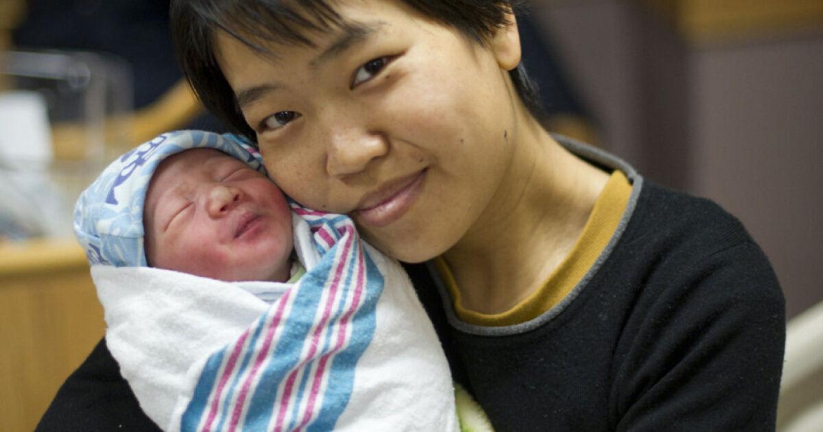 Toronto’s first baby of 2012 arrives 40 seconds after midnight
