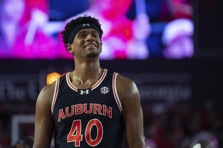 No. 1 Auburn escapes No. 23 Georgia with 70-68 win