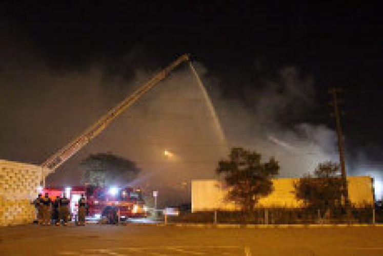 Toronto Fire battling 4-alarm auto shop blaze in Etobicoke