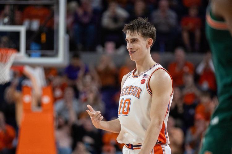 Carter Welling scores 18 as No. 22 Clemson wins its ninth straight with ...