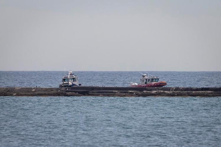 Woman dies, sox people hospitalized after boat hits Chicago breakwall ...