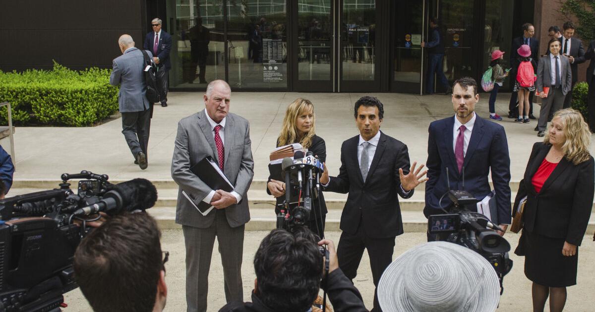 Judge approves $25 million Trump University settlement