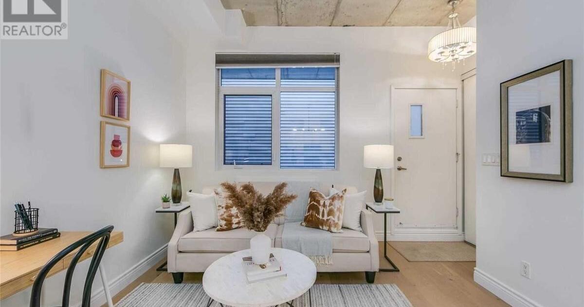 Toronto studio loft for sale downtown for 465K