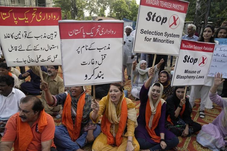 Pakistan arrests 129 Muslims after mob attacks on churches and homes of ...