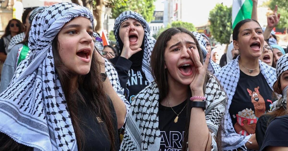 What is the kaffiyeh, often seen at pro-Palestinian rallies?