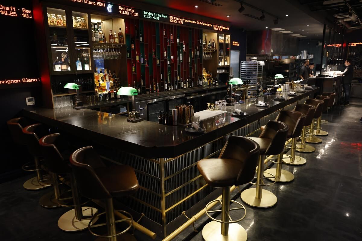 New Toronto restaurant’s drink prices fluctuate like stock market