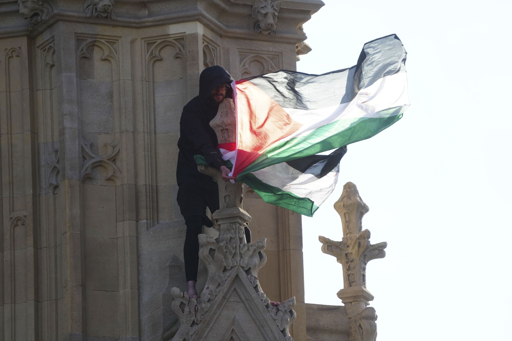 A man with a Palestinian flag climbs London's Big Ben tower and refuses ...