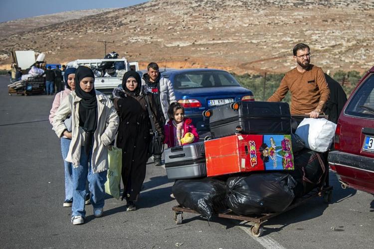 Syrian refugees line up at Turkish border crossing to return