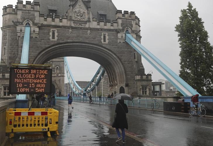 London’s Tower Bridge reopens after being stuck for hours