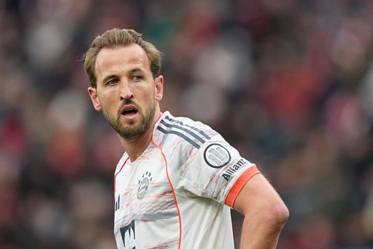 Bayern goalkeeper Urbig returns amid injury crisis to see his team past ...