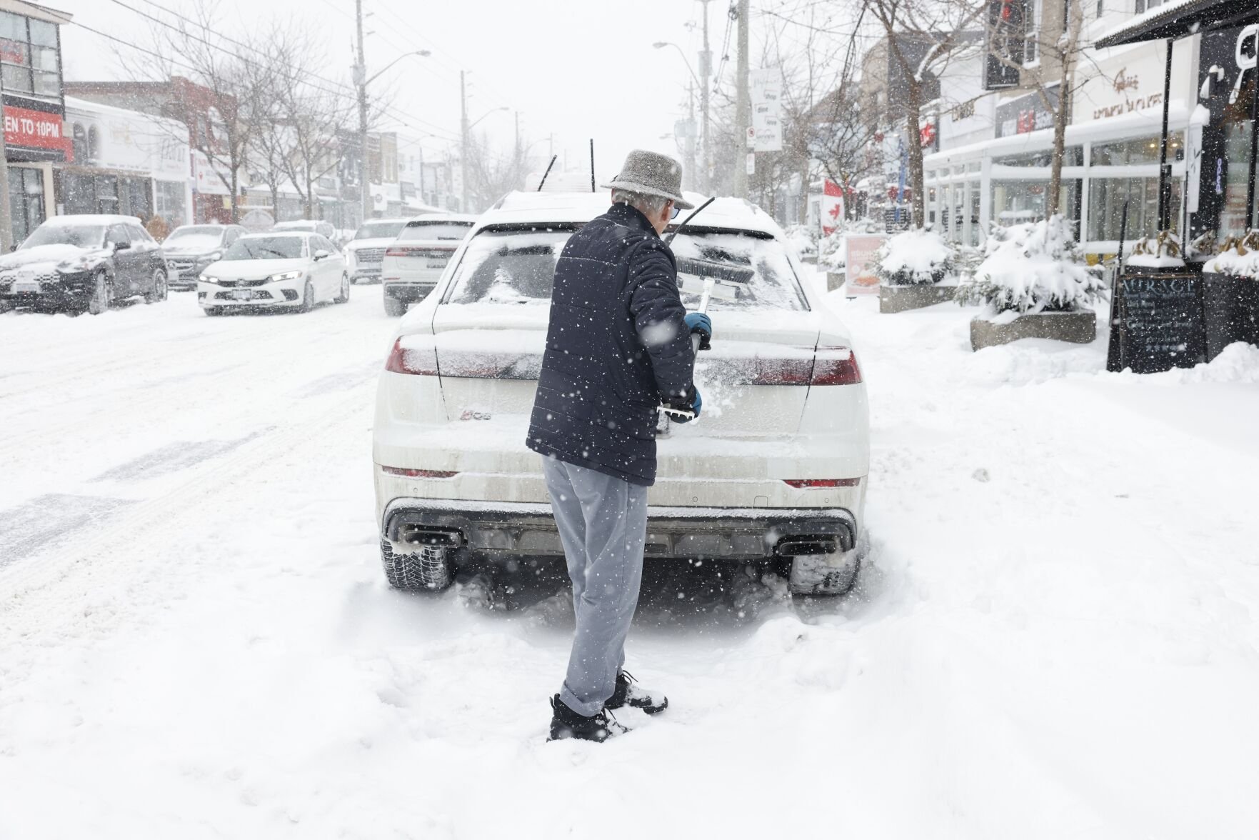 Toronto snowstorm live: Snowfall breaks local record as OPP report 400 ...