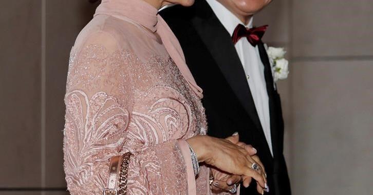 Exiled Thai leader is father of the bride ahead of election