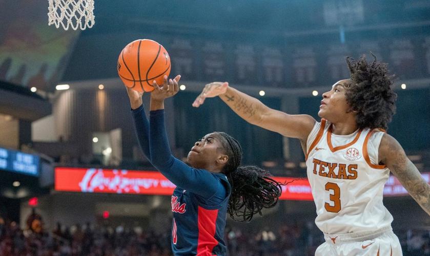 Lee scores 17 and makes clutch play to help No. 2 Texas survive No. 15 ...