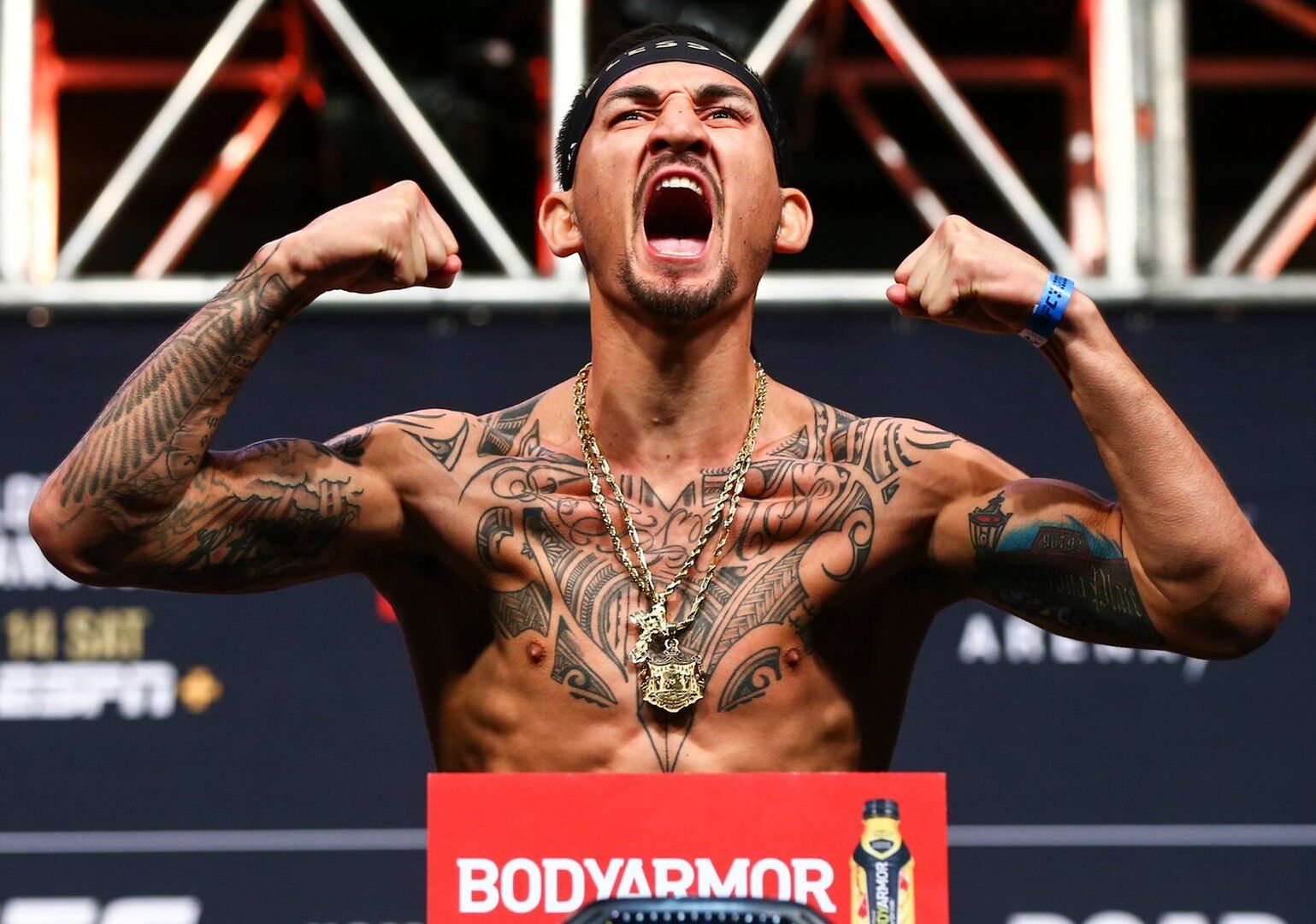 Max Holloway faces Charles Oliveira in an 11-year rematch for the BMF ...