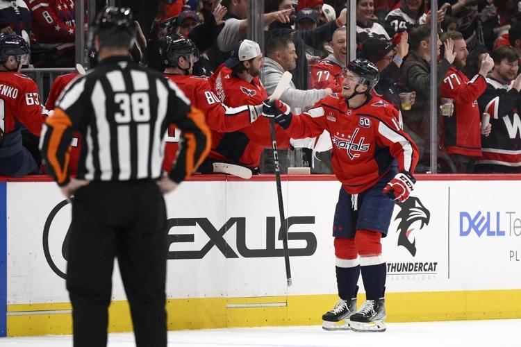 Charlie Lindgren shines with a windmill save as the Capitals beat the ...