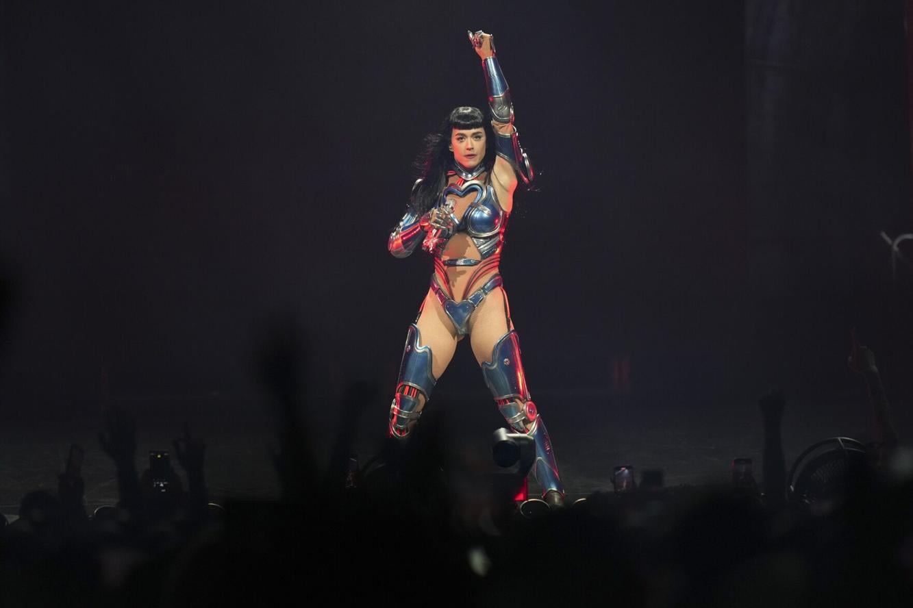 Review Katy Perry Dazzles Fans With Toronto Concert Spectacle
