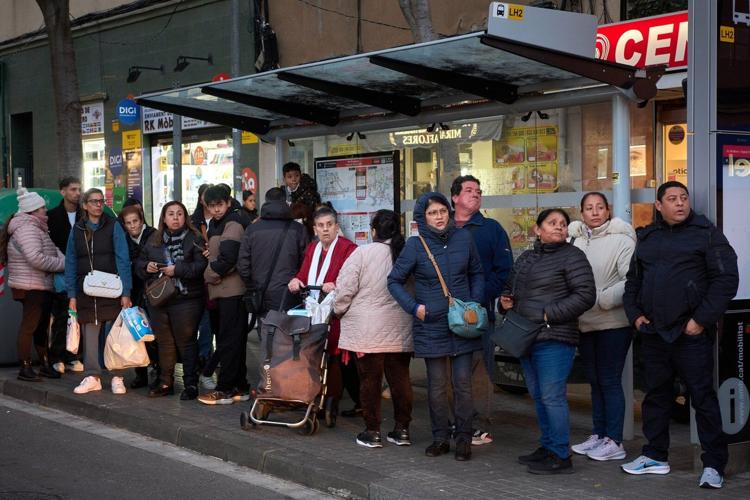 Spain offers hundreds of thousands of immigrants a way to stay legally ...