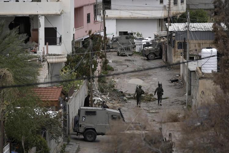 Israeli army besieges homes of fugitives in West Bank raid