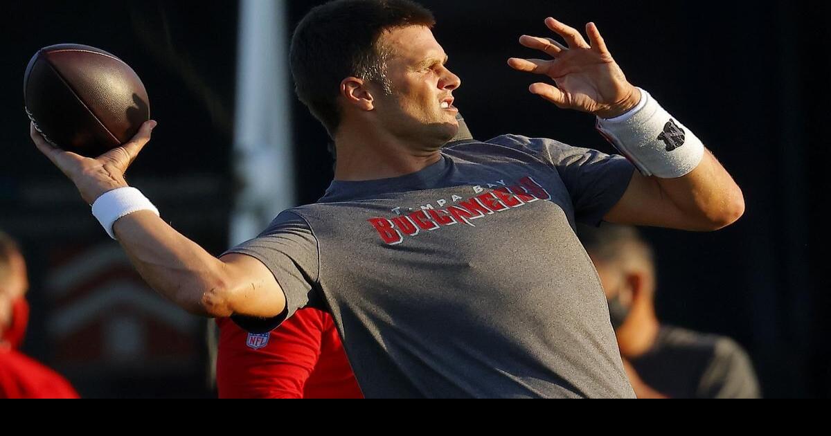 Tom Brady and his mocked iPhone 6 Plus score a touchdown against the ...