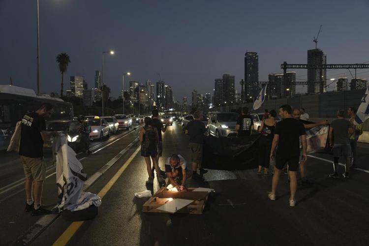 Israeli protesters block highways, train stations as Benjamin Netanyahu ...