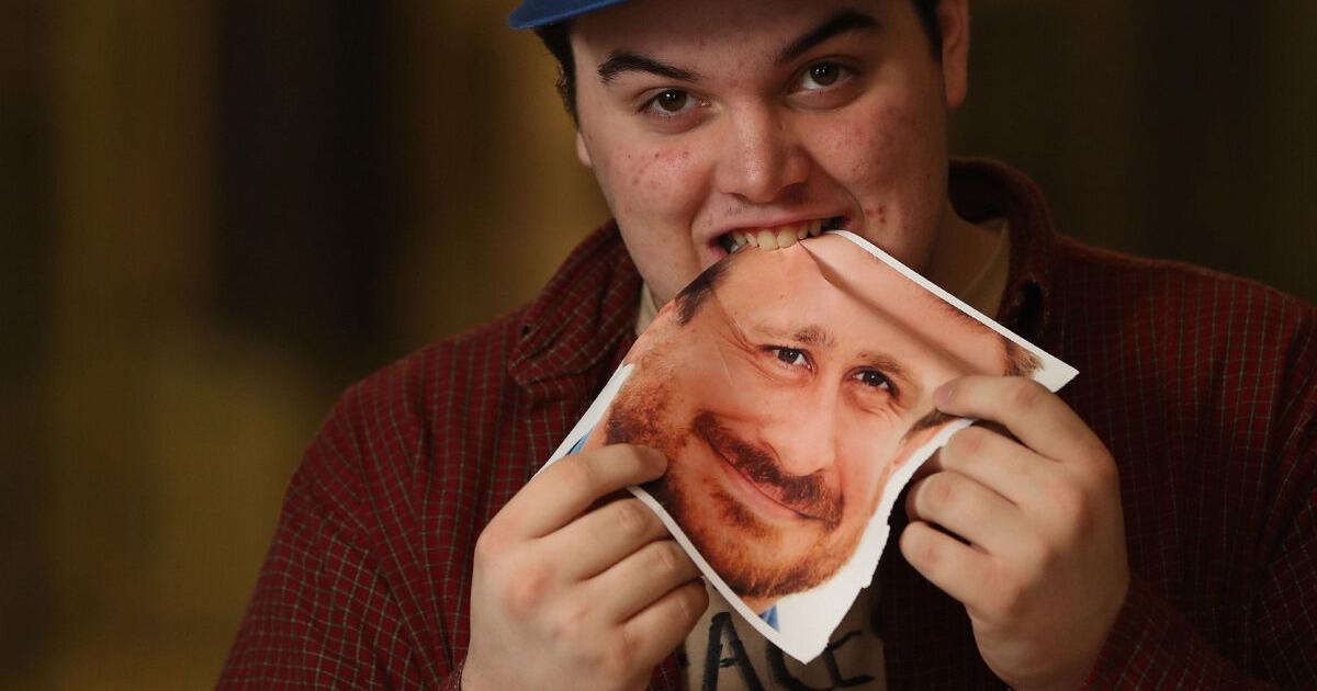 Toronto comedian goes viral by eating pictures of Jason Segel’s face