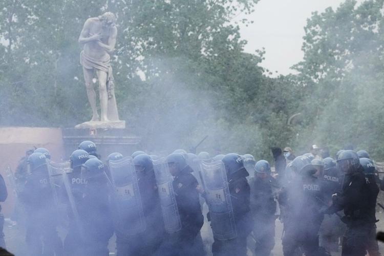 Police step in to avoid clashes between rival fans ahead of Rome derby