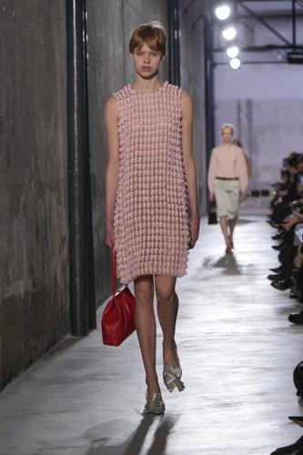 N21 brings back wardrobe staples with feathery details and statement bows