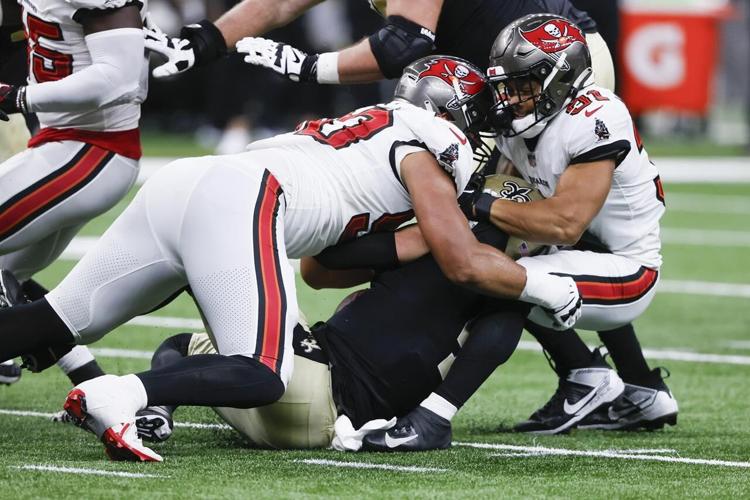 Derek Carr plays through a shoulder injury, but struggles continue for ...