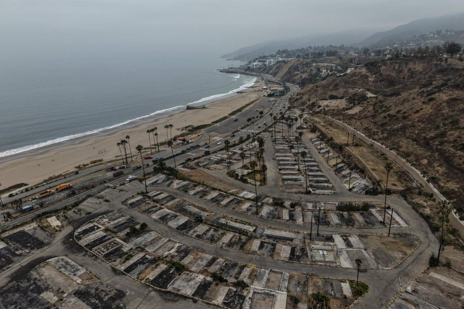 A deadlocked jury in the Palisades Fire trial leaves attorneys weighing ...