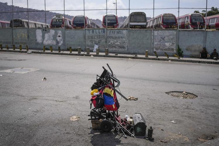 On Venezuelan roads, old cars prevail, break down everywhere