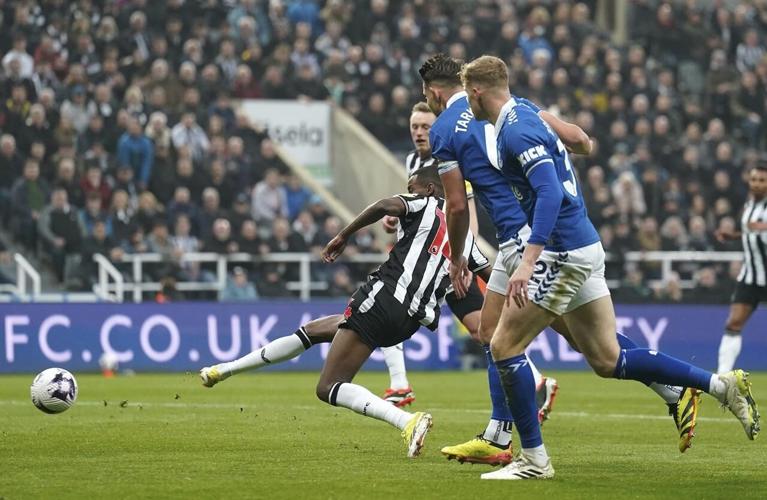 Dominic Calvert-Lewin penalty earns Everton 1-1 draw at Newcastle ...