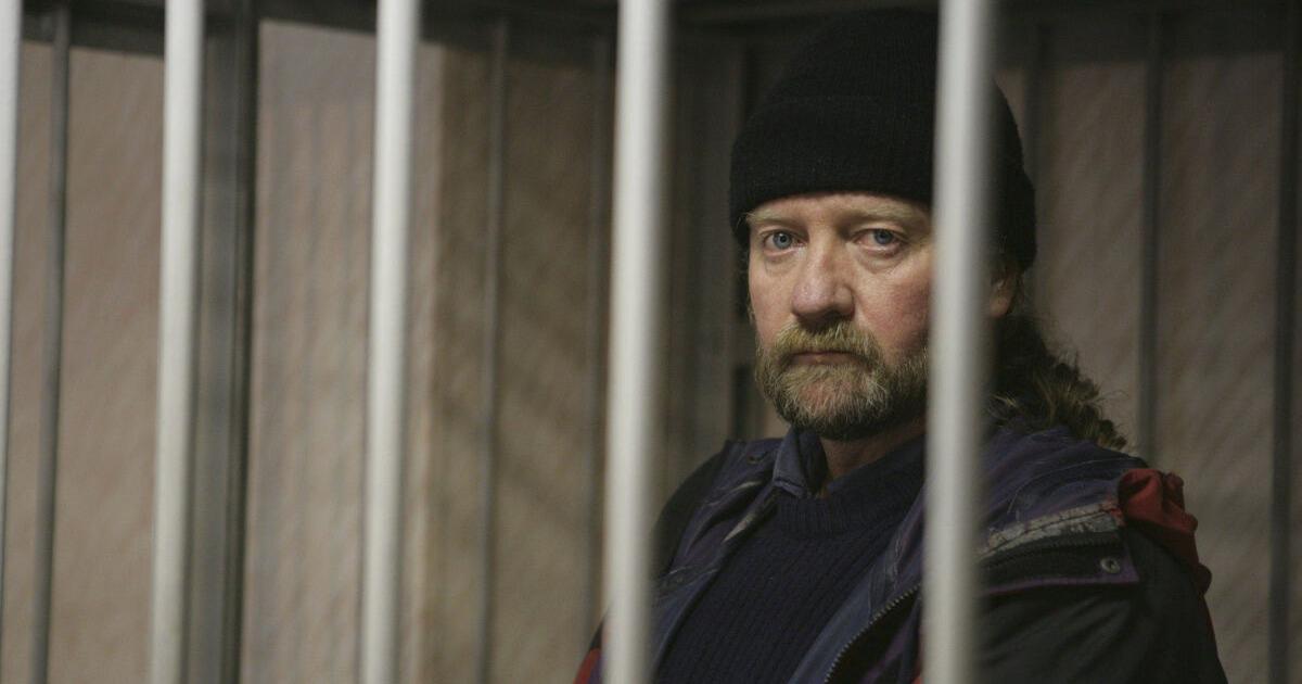 Russia drops piracy charges against Greenpeace activists