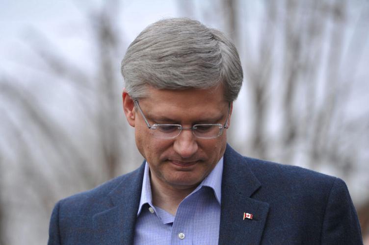 Harper apologizes for tossing people from campaign events