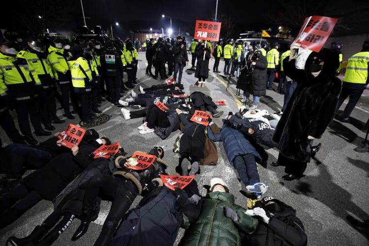 Protesters hurl eggs as South Korea releases child rapist