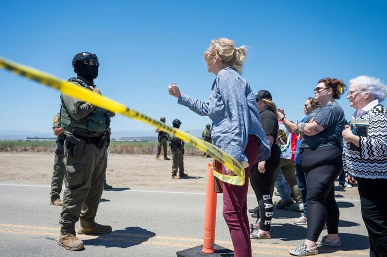 Photos of a confrontation between protesters and federal officials ...