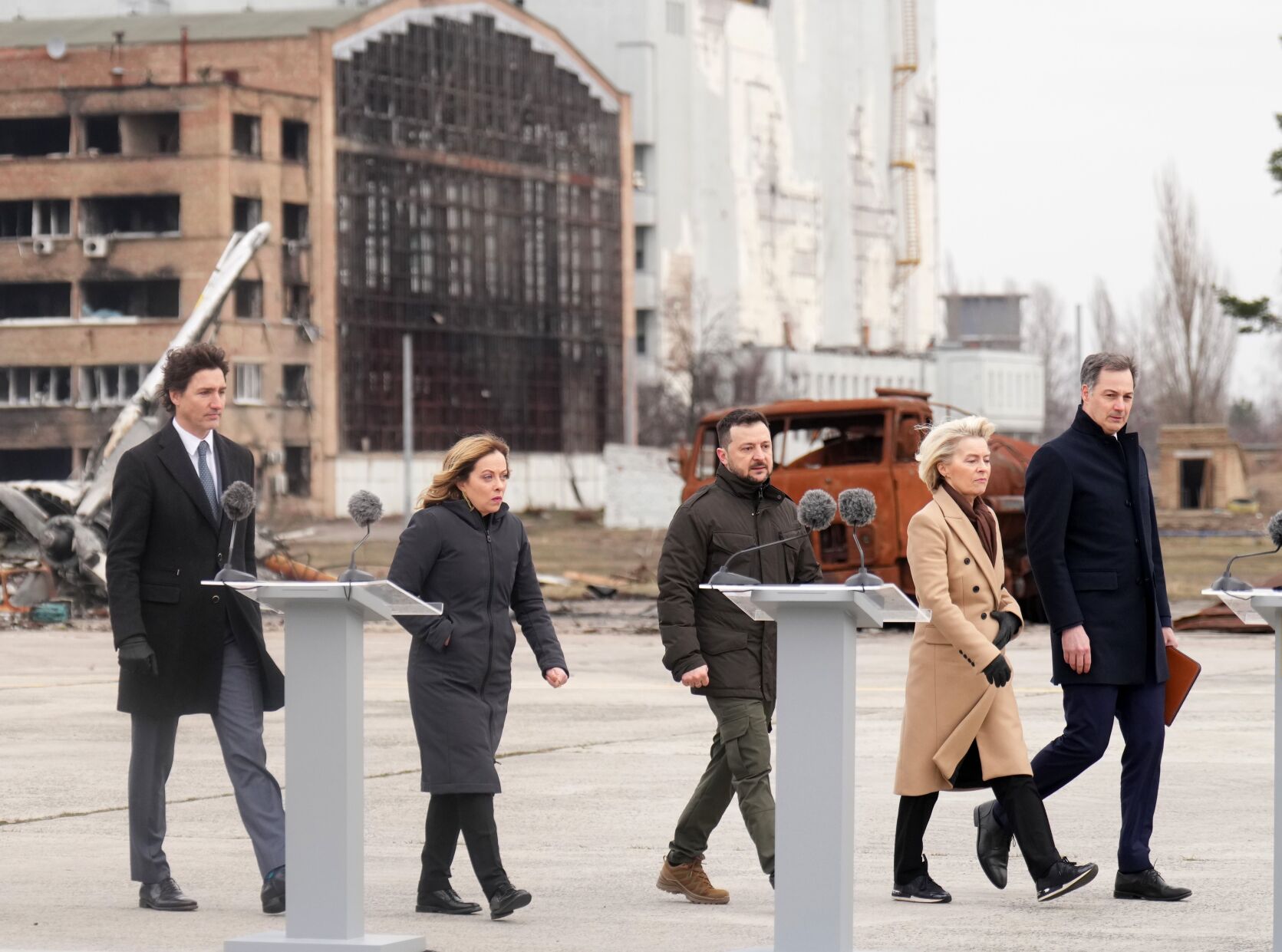 Trudeau signs support pact, attacks 'weakling' Putin in unannounced ...