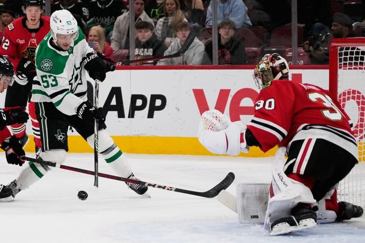 Mikheyev scores twice as the Blackhawks beat the slumping Stars 4-3