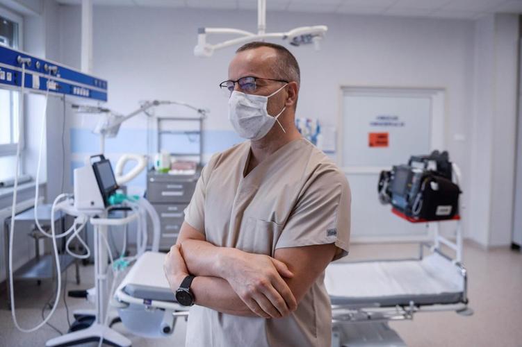 Polish hospitals struggle with surge of virus patients