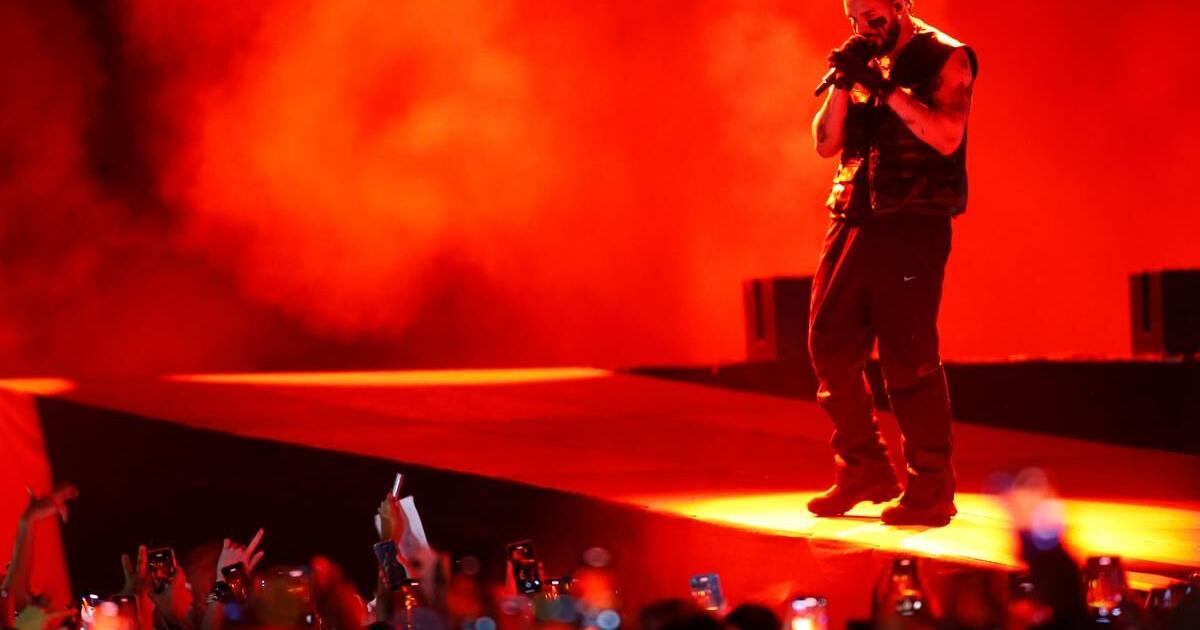 Drake spreads the wealth — and the warmth — in Toronto show