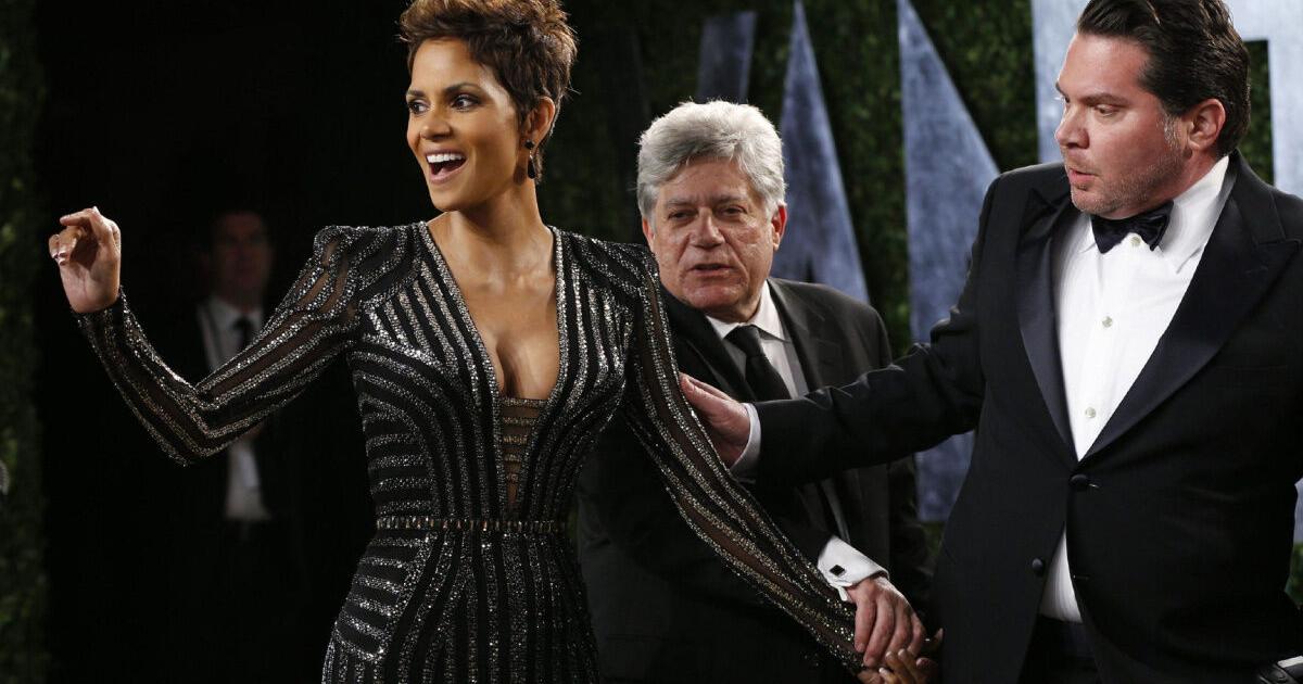Oscars 2013 Halle Berry Dame Shirley Bassey Pay Tribute To The James