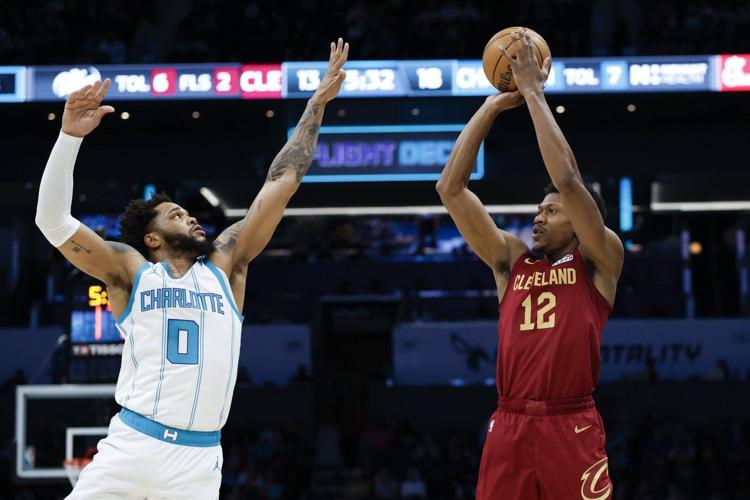 NBA-leading Cavaliers win 13th straight game, rallying to edge Hornets 118-117