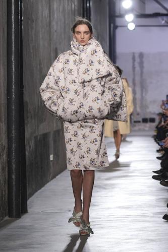 N21 brings back wardrobe staples with feathery details and statement bows