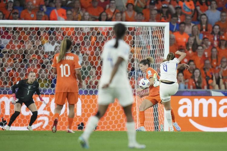 Euro 2025: Cascarino shines in France's big win to eliminate the ...