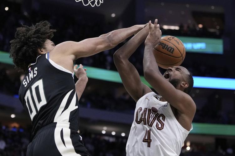 Bucks' Jericho Sims likely to miss rest of regular season after undergoing thumb surgery