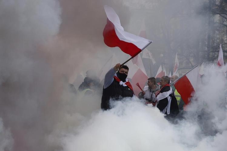 Polish government blames hooligans for violence at farmer protests